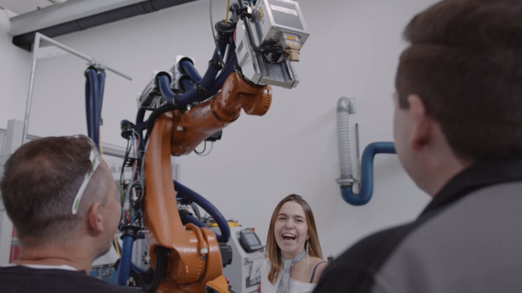 Mission: Future Job | Fanni zu Besuch bei Magna Steyr - LET’S TECH