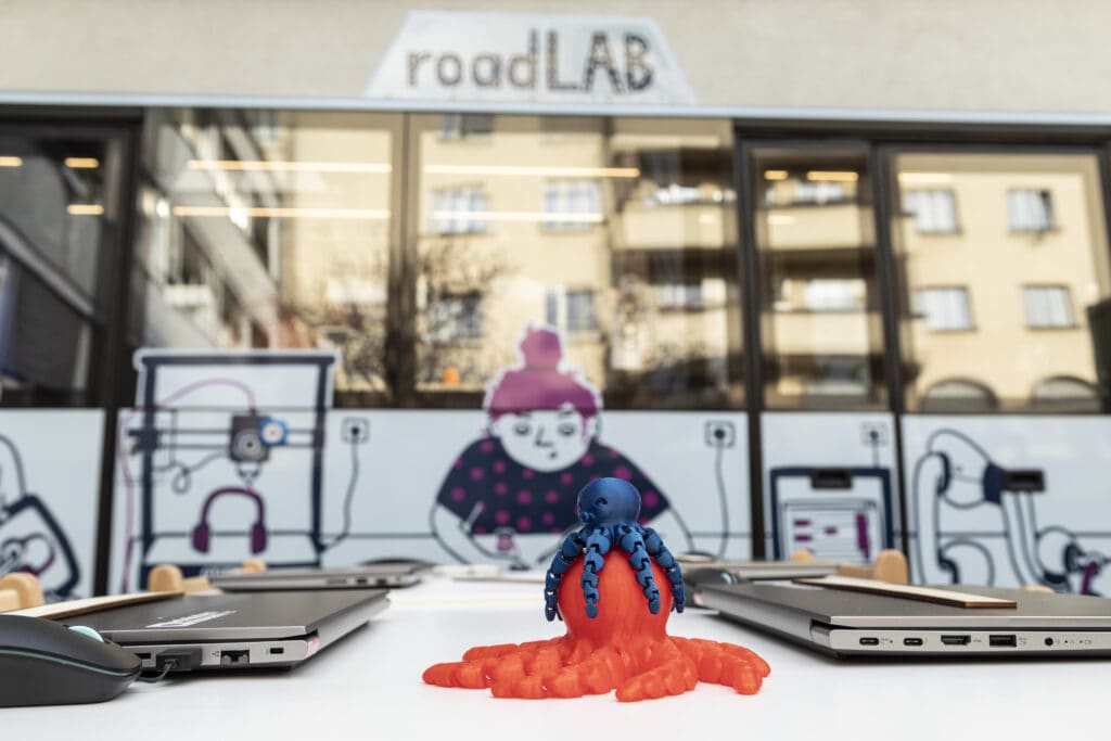 RoadLAB: selbst kreativ werden im mobilen Makerespace des technischen ...